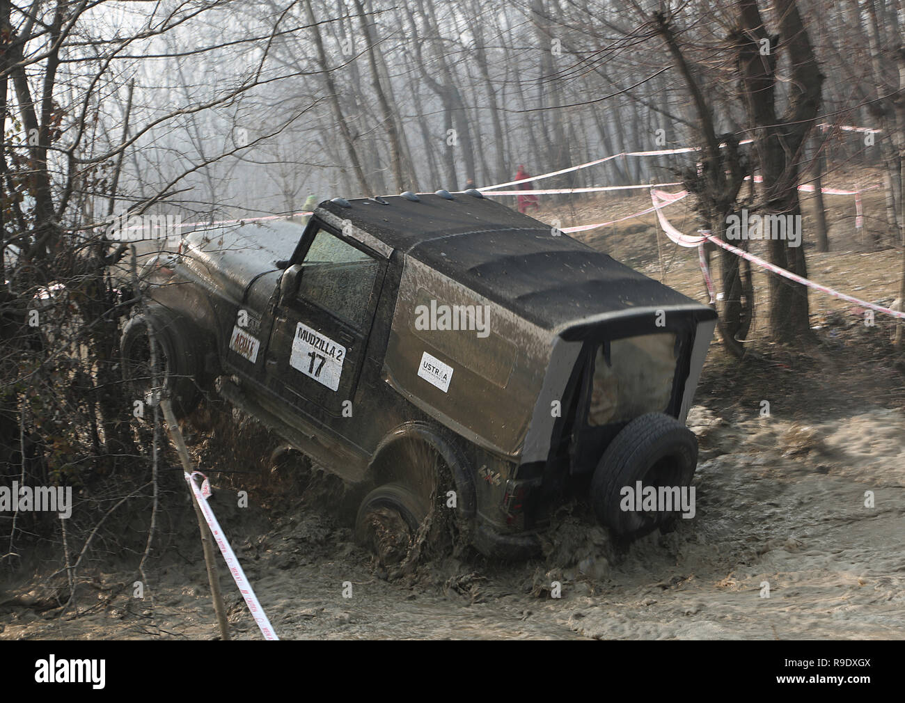 Srinagar. 23rd Dec, 2018. Picture taken on Dec.23, 2018 shows a jeep in ...