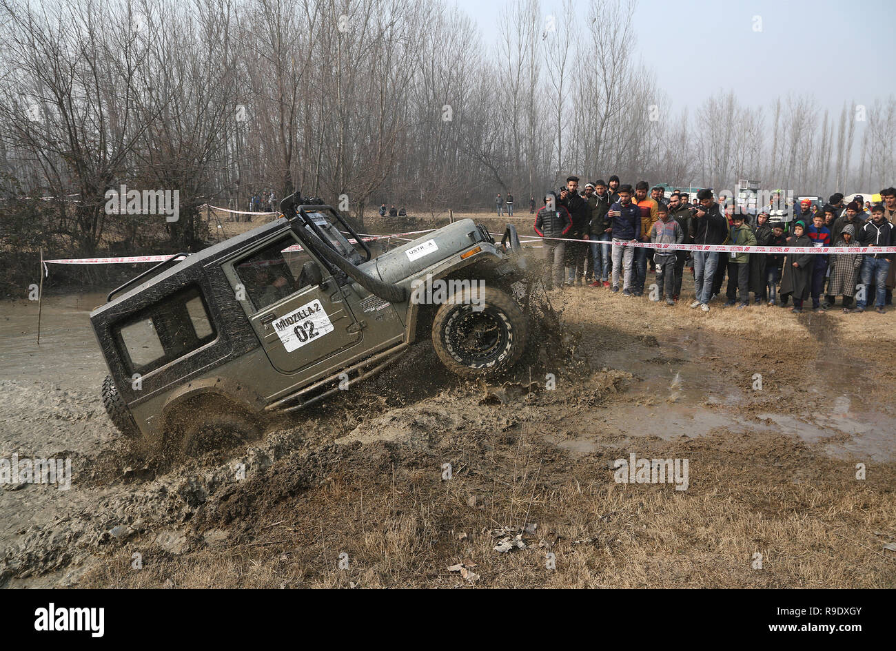 Srinagar, Indian-controlled Kashmir. 23rd Dec, 2018. People watch a ...