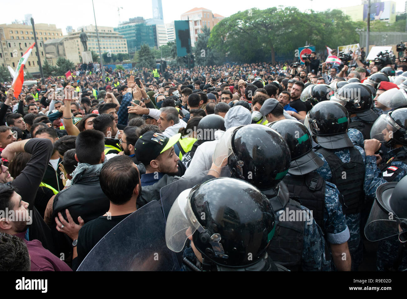 Beirut, Lebanon, 23rd Dec 2018. Lebanese protesting against political ...
