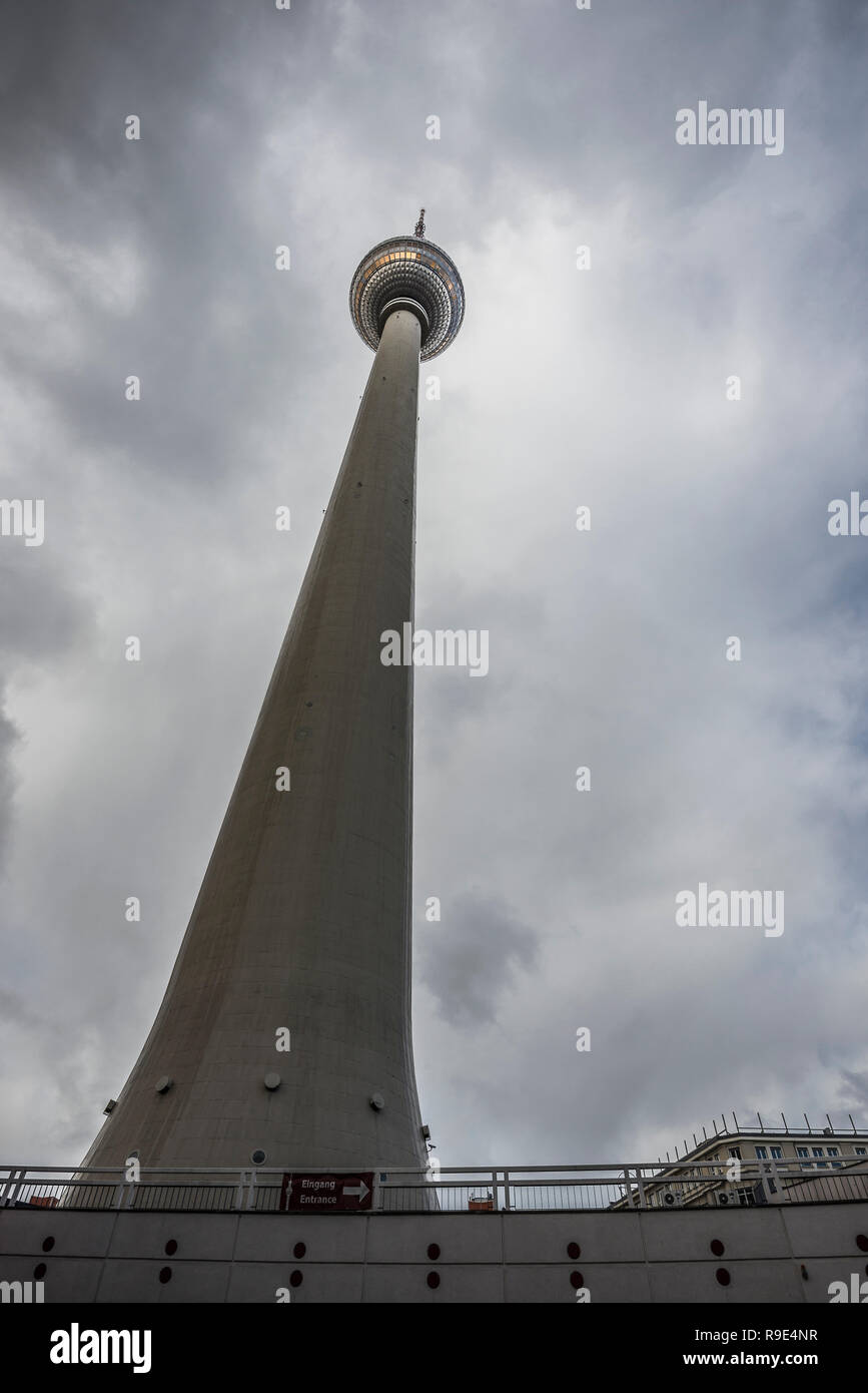 Tv broadcasting tower hi-res stock photography and images - Alamy