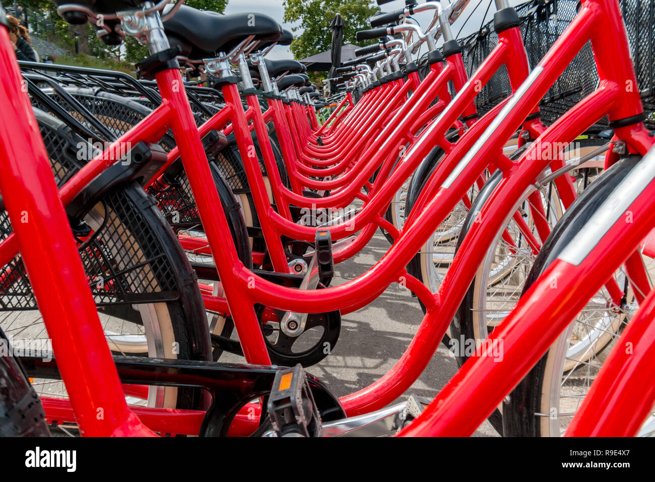 Red bicycles hi-res stock photography and images - Alamy