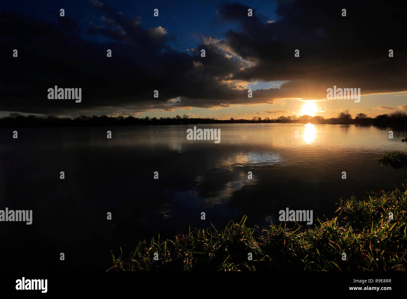Winter sunset over Ferry Meadows country park, Peterborough ...