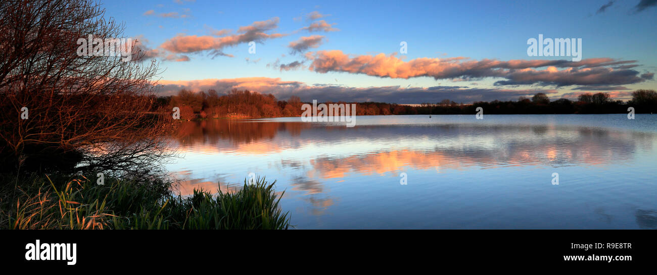 Winter sunset over Ferry Meadows country park, Peterborough ...