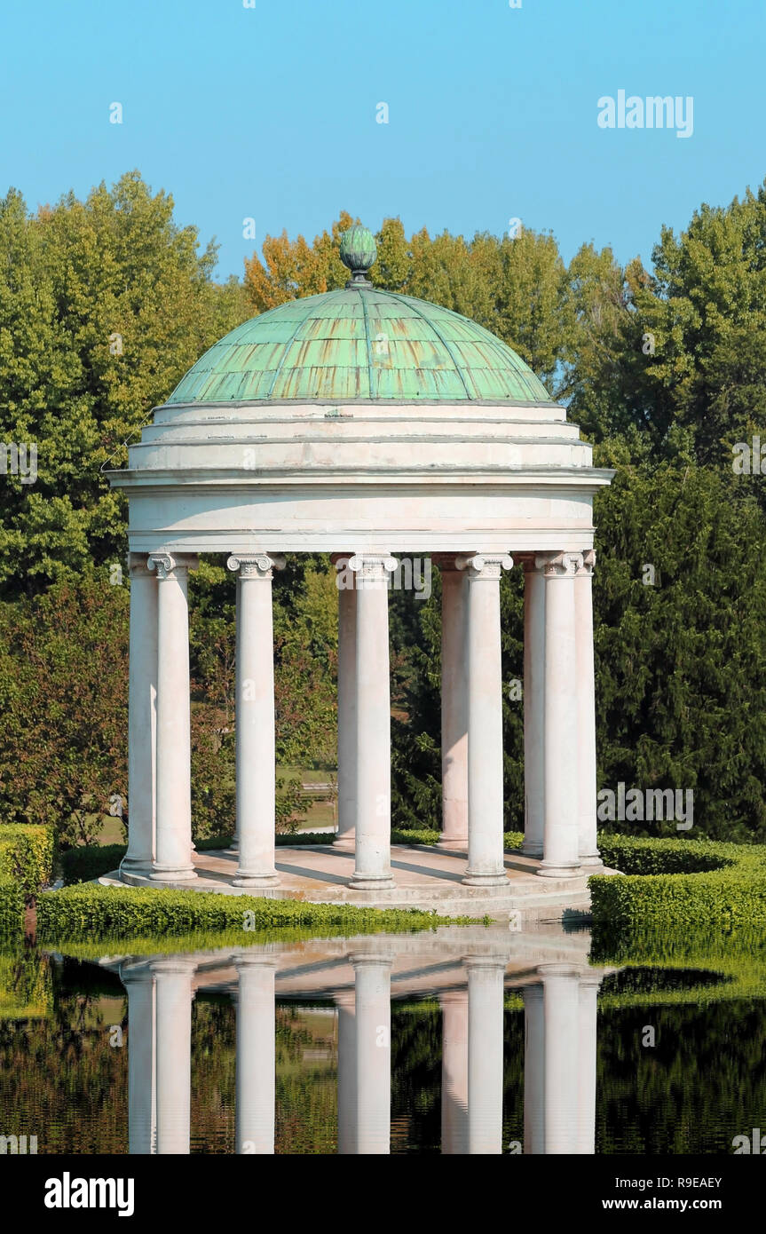 Water reflection of a temple with the dome and the stone column Stock ...