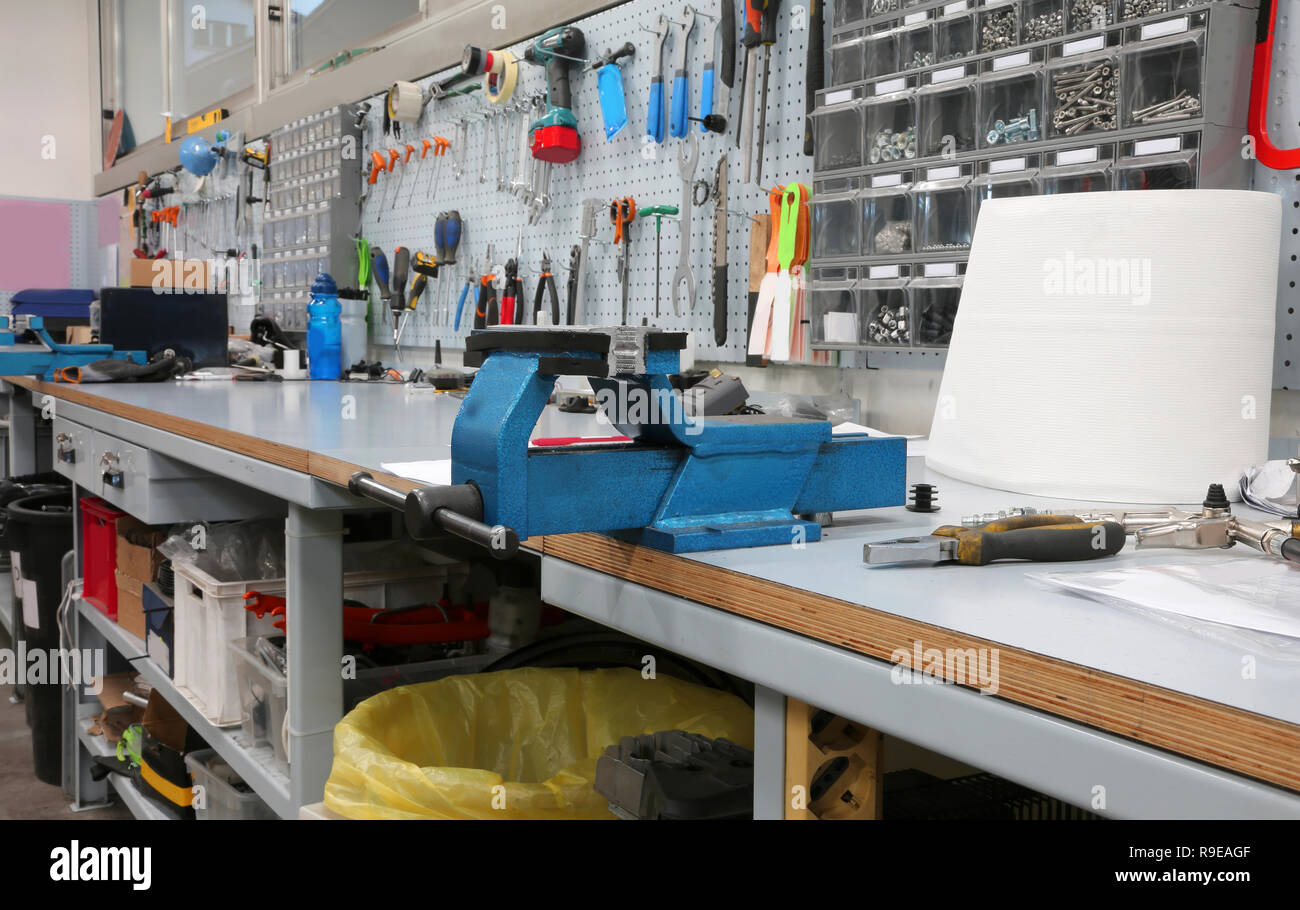 workbench in a mechanical workshop for repairs with heavy vice Stock ...