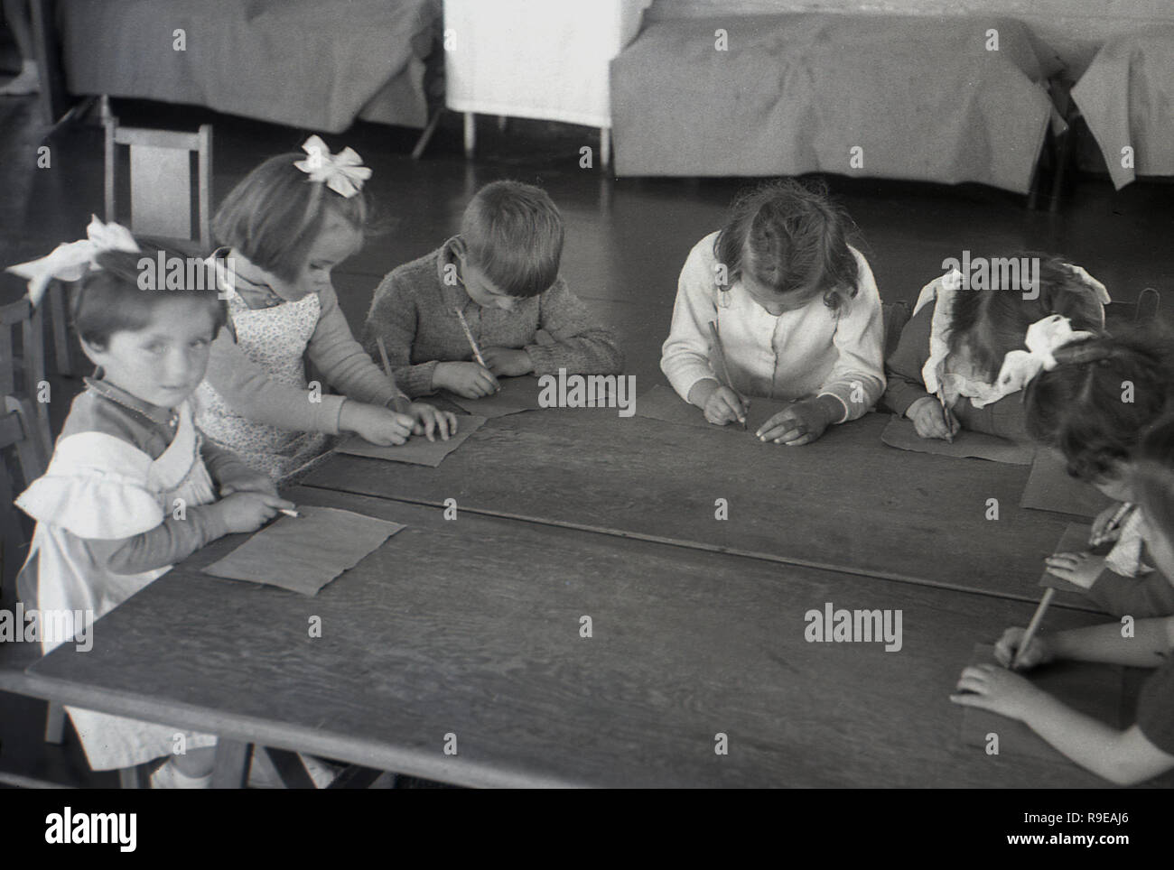 Refugee children ww2 hi-res stock photography and images - Alamy