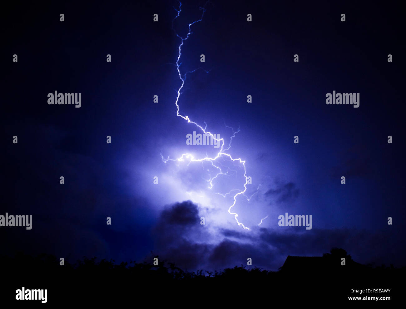 Thunder streak hi-res stock photography and images - Alamy