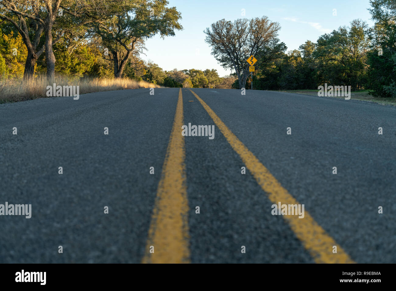Double yellow divider hi-res stock photography and images - Alamy