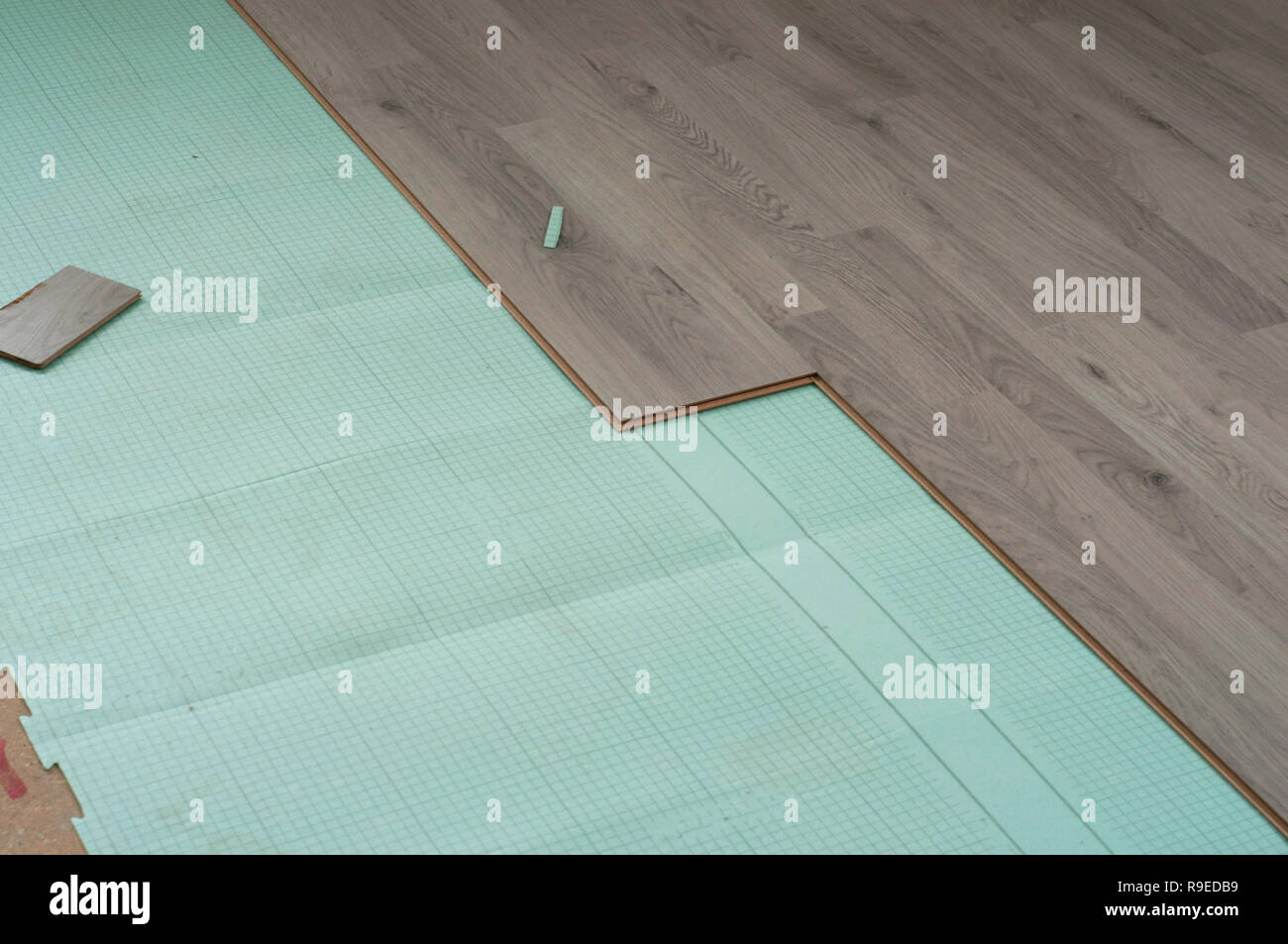 Istalation of new laminate flooring, using a isolating sound material ...