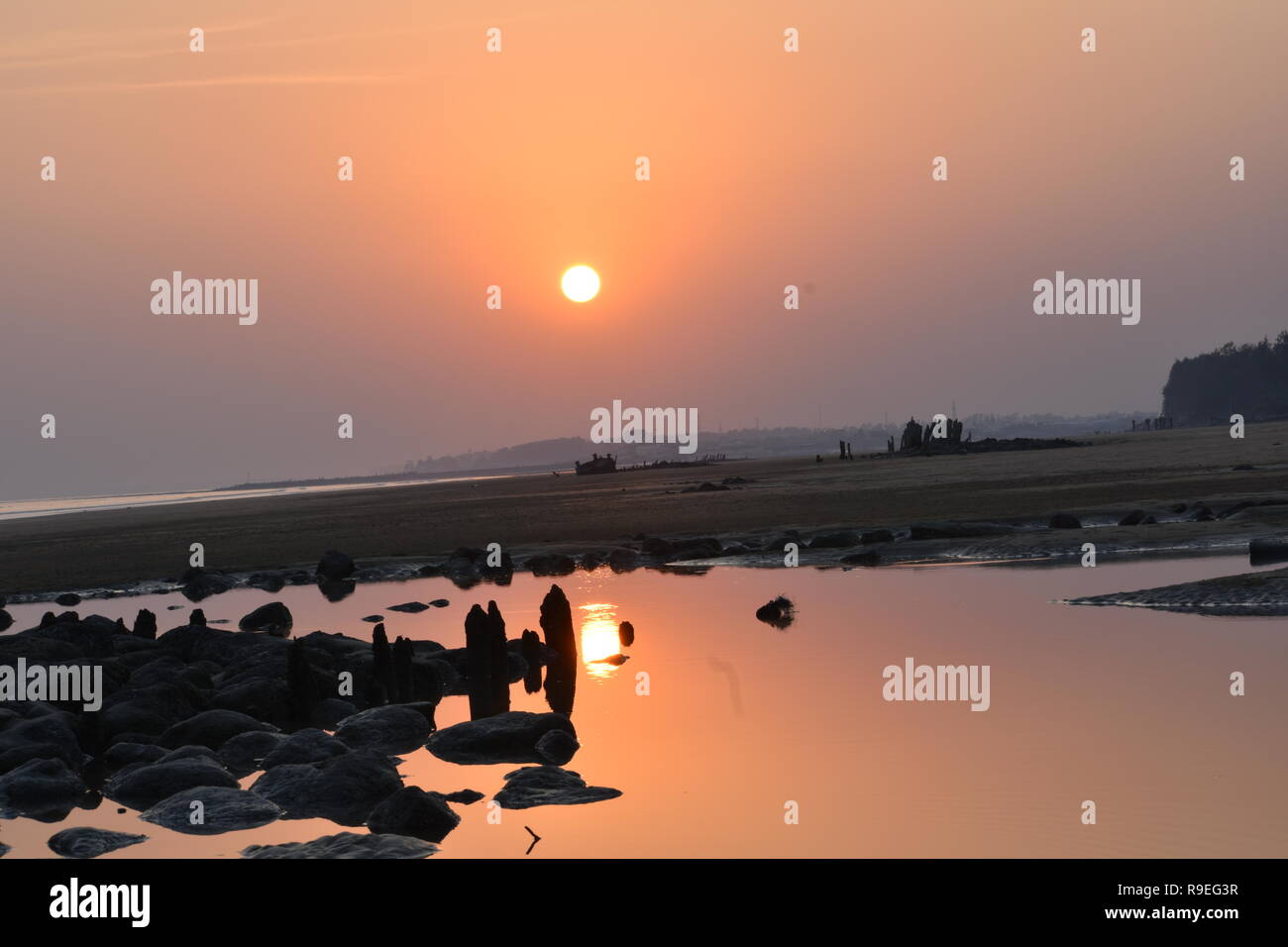 Beautyful sunset sea beach hi-res stock photography and images - Alamy