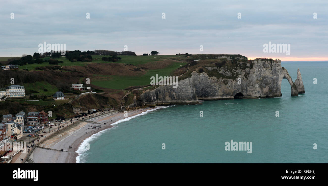 Rock arch, coast with chalk cliffs and beach, Étretat, Normandy, France ...