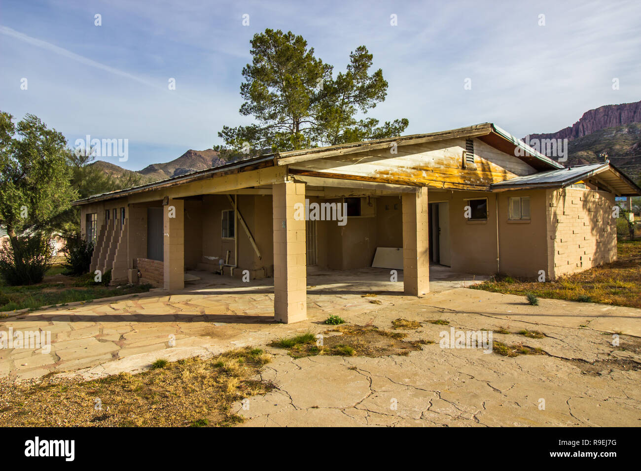 Abandoned One Level Home In Disrepair Stock Photo - Alamy