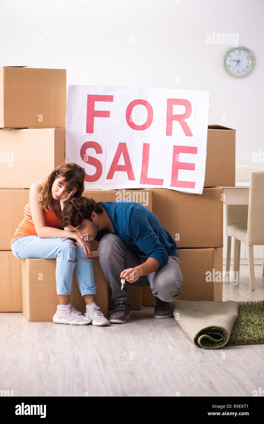 Family moving house upset hi-res stock photography and images - Alamy