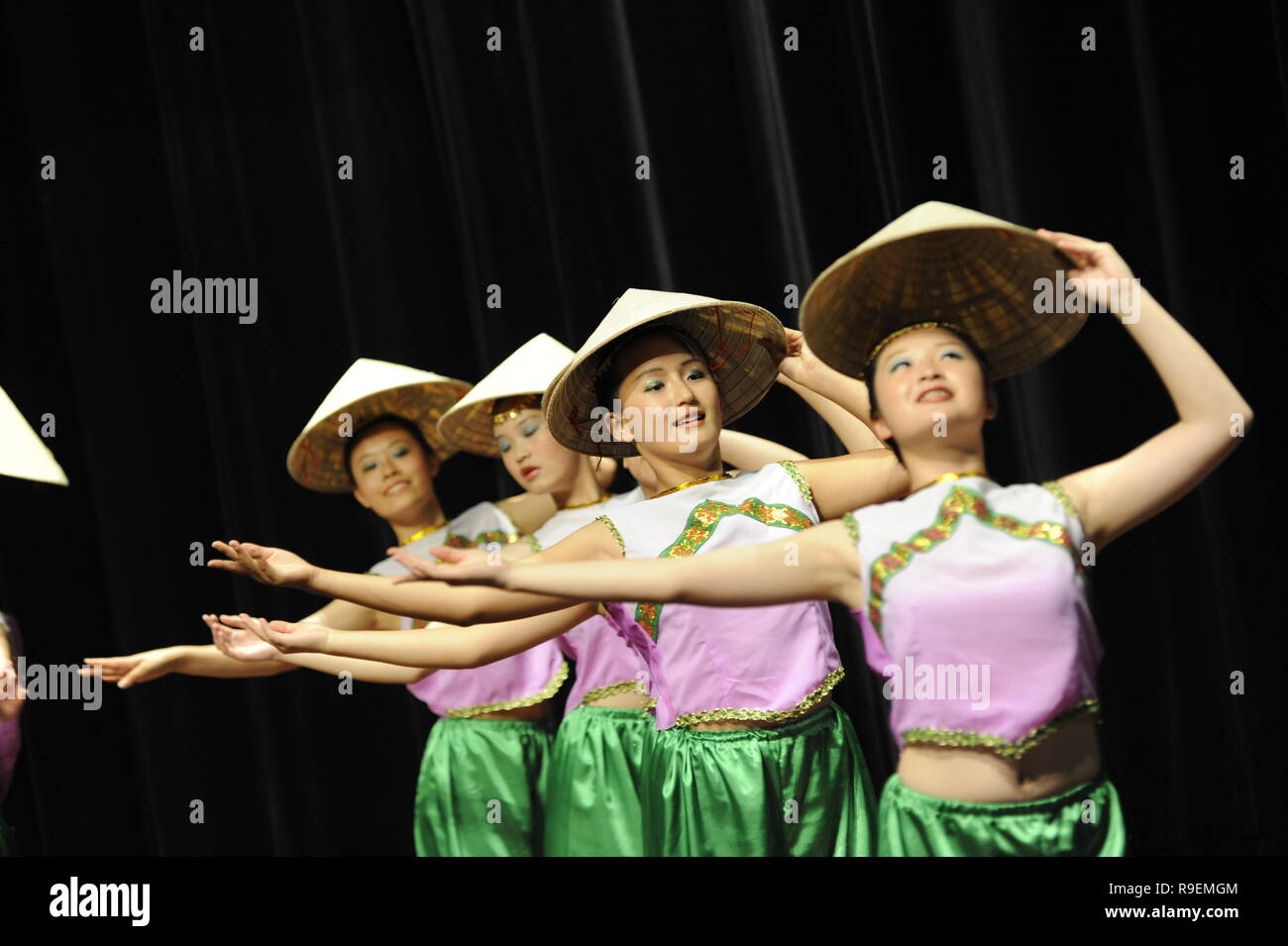 Asian dance performing on stage Stock Photo - Alamy