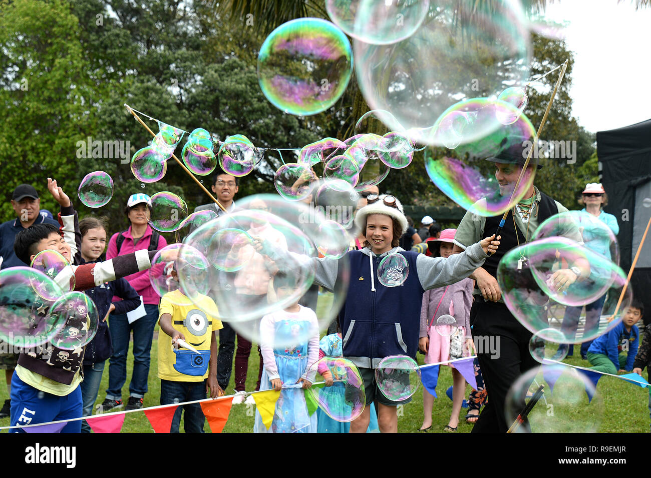 kids playing bubbles at the park Stock Photo - Alamy