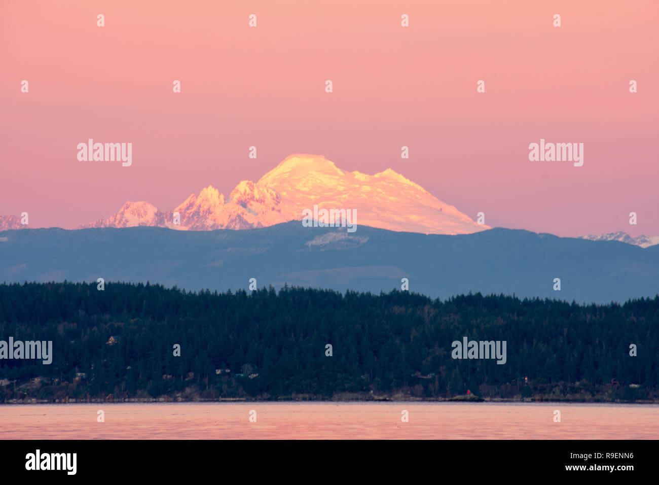 Alpenglow on mount baker hi-res stock photography and images - Alamy