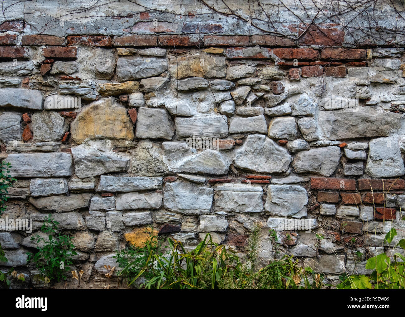 Wall around cemetery hi-res stock photography and images - Alamy
