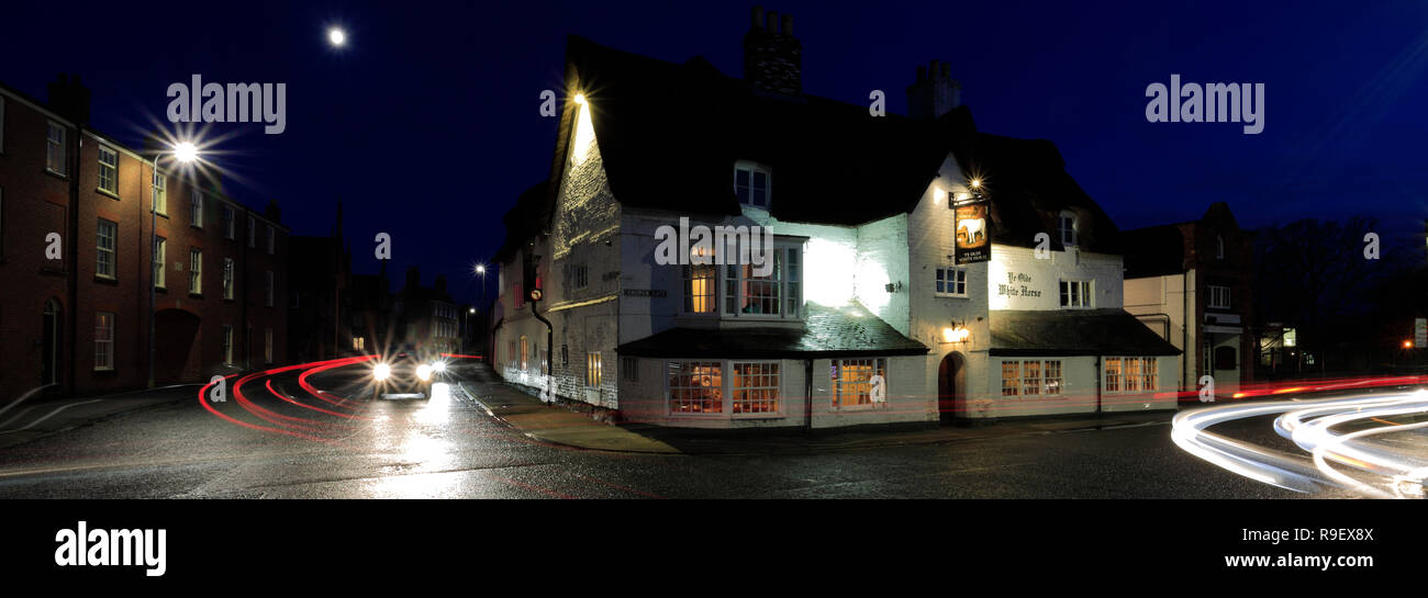 Ye Old White Horse pub, bridge over the river Welland, Spalding town ...