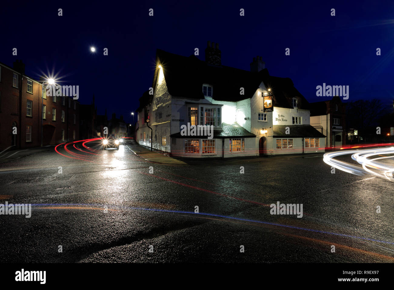 Ye Old White Horse pub, bridge over the river Welland, Spalding town ...
