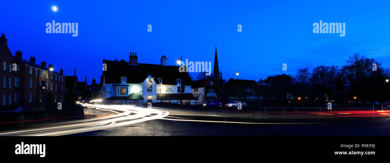 Ye Old White Horse pub, bridge over the river Welland, Spalding town ...