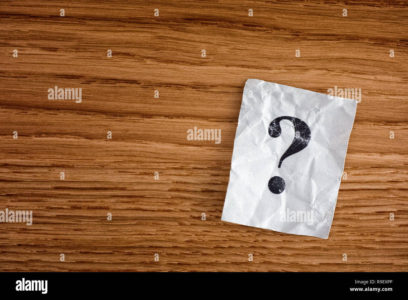 Paper note with question mark on wooden board. Close up Stock Photo - Alamy