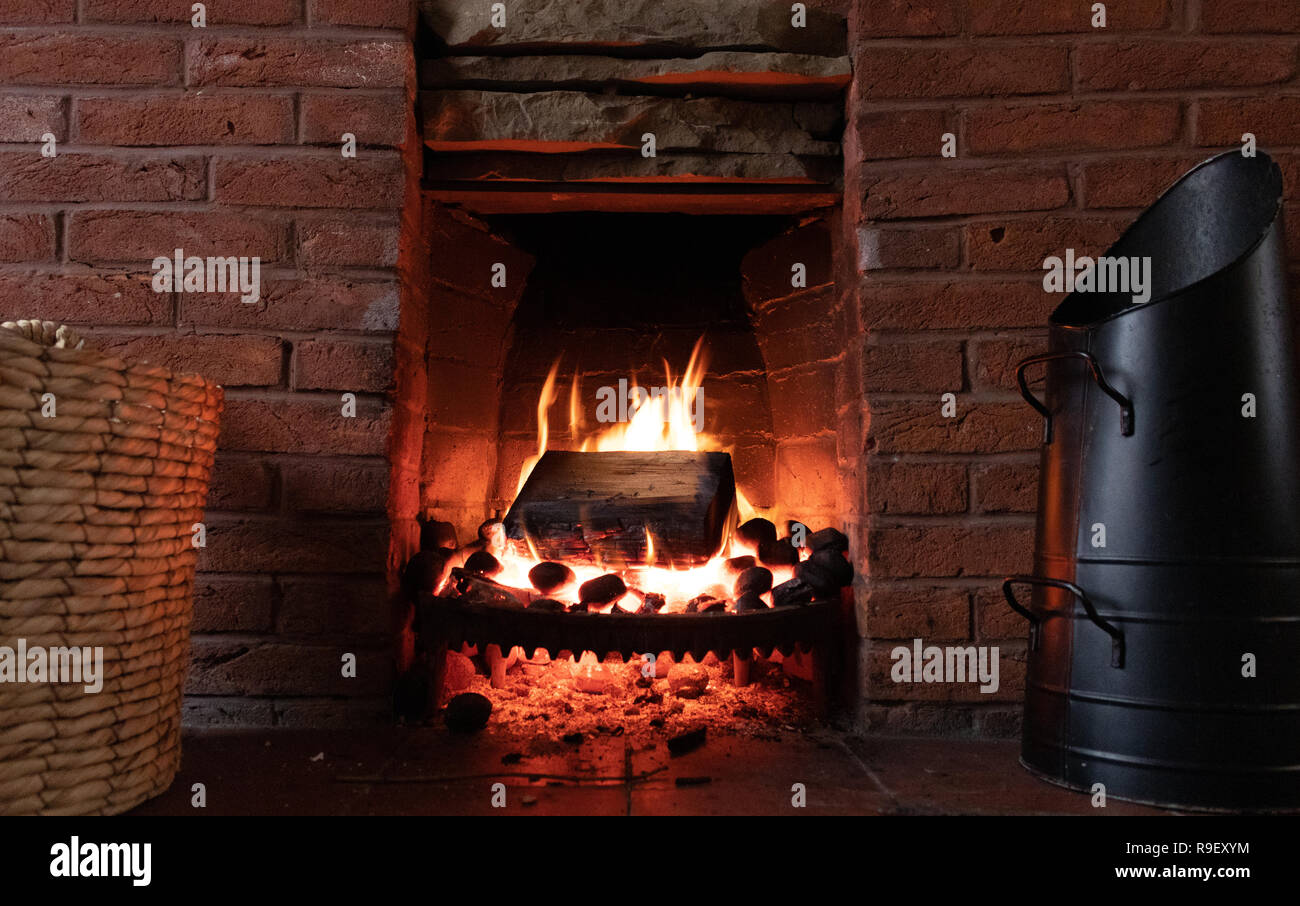 Log fire christmas hi-res stock photography and images - Alamy