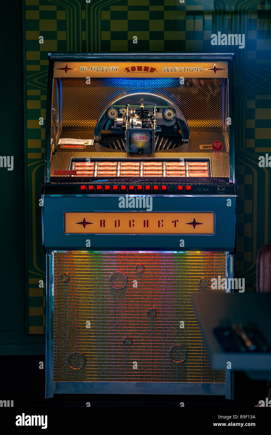 Retro jukebox hi-res stock photography and images - Alamy