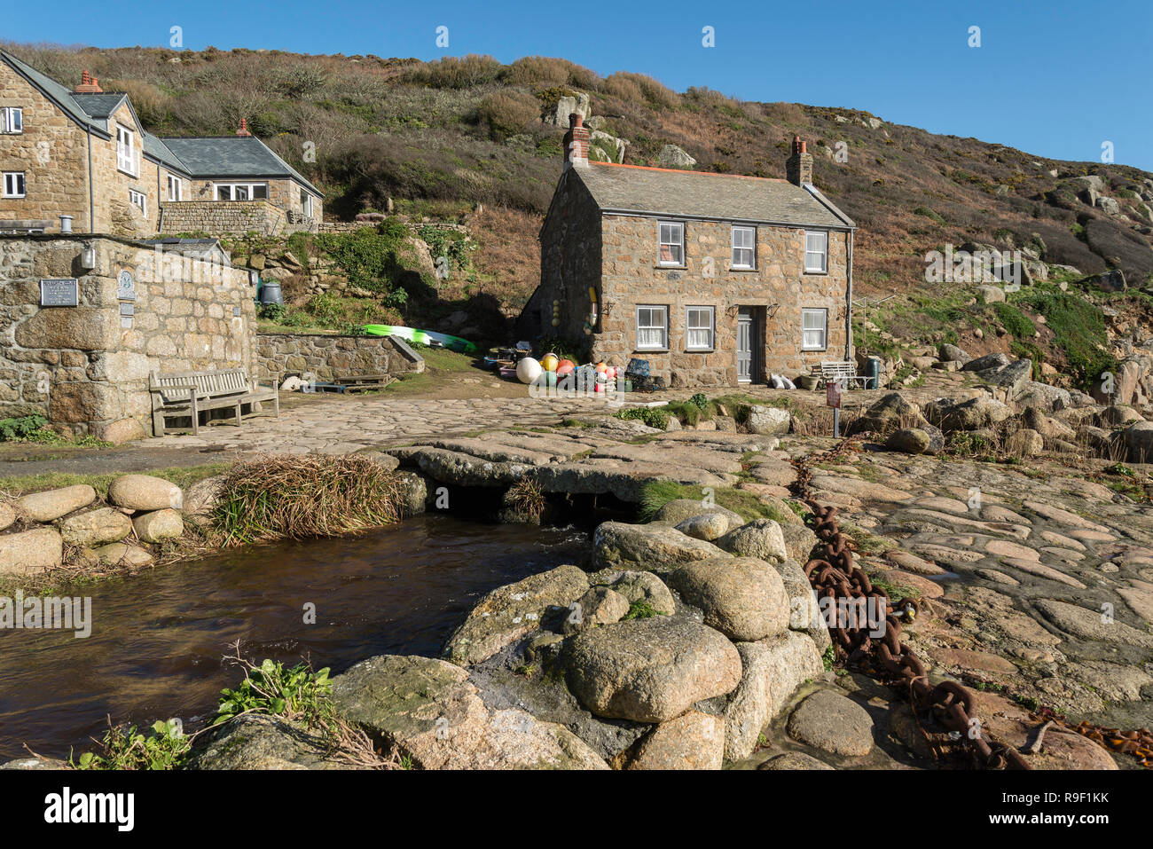 Cornwall cottage cliff hi-res stock photography and images - Alamy