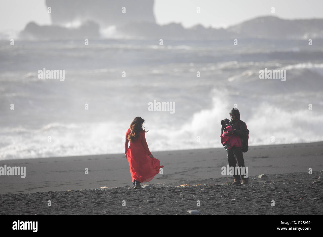 Photographer and model shooting photo shoot Iceland Reynisfjara beach ...