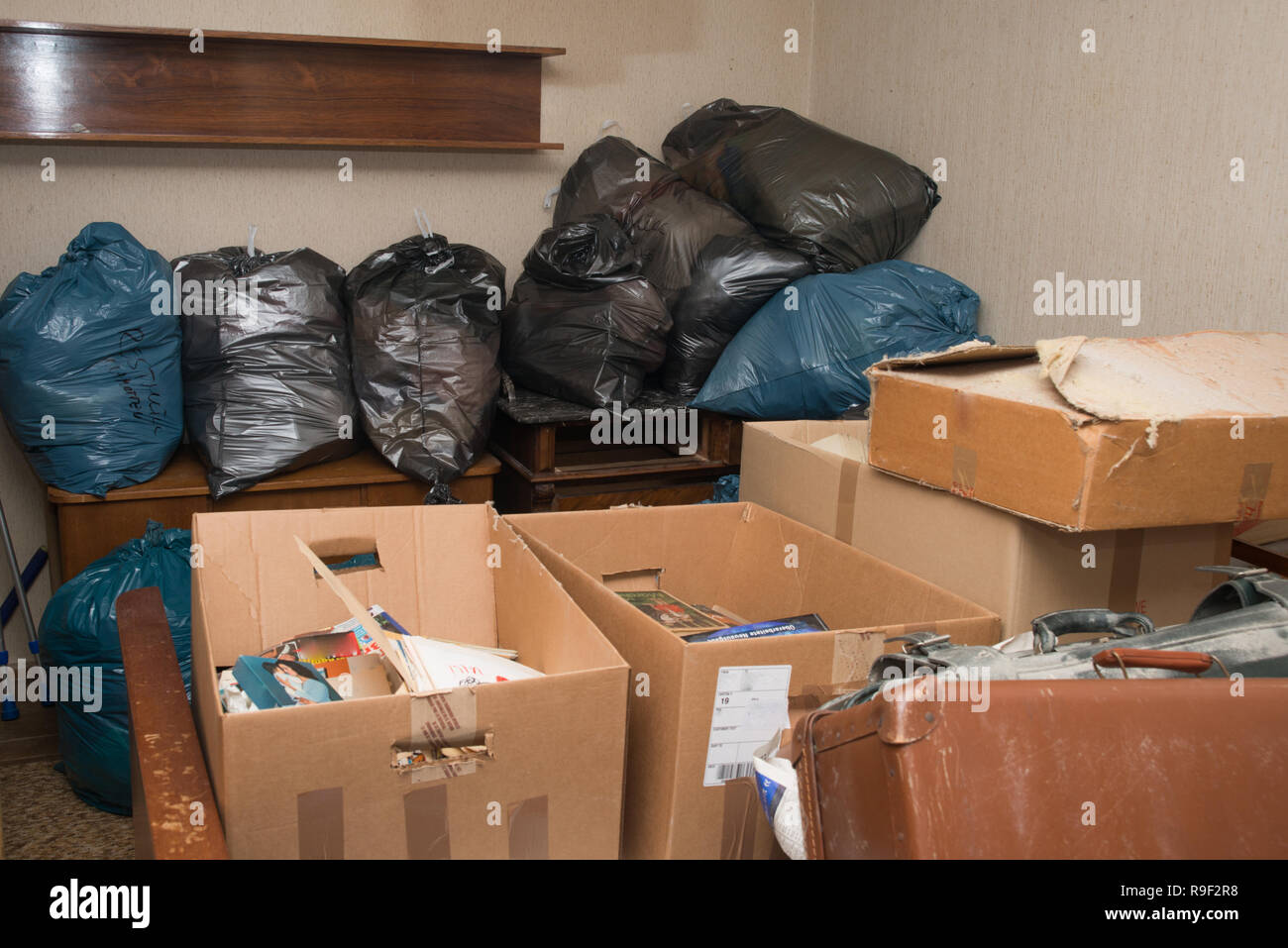 Moving bags and boxes hi-res stock photography and images - Alamy