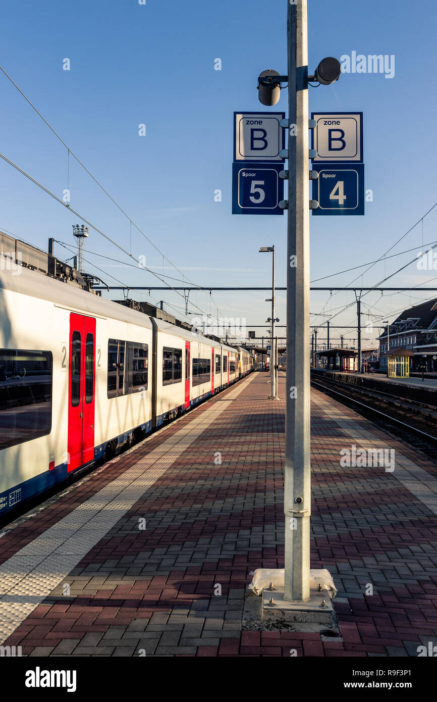 Railways commuter platform hi-res stock photography and images - Alamy