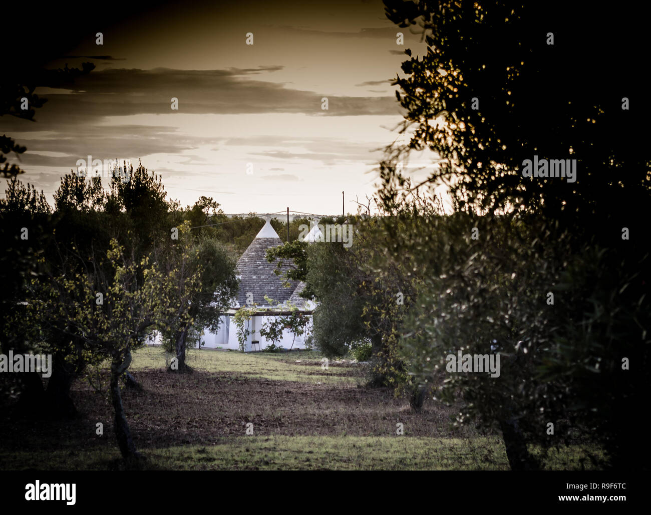 Italian farm building stone roof hi-res stock photography and images ...