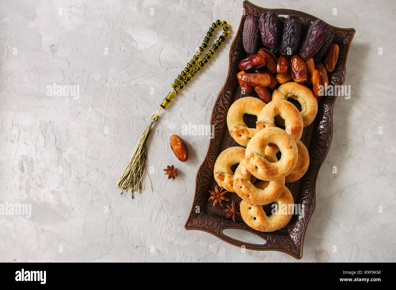 Traditional arabic date ring cookies - kaak bi ajwa, popular cookies ...