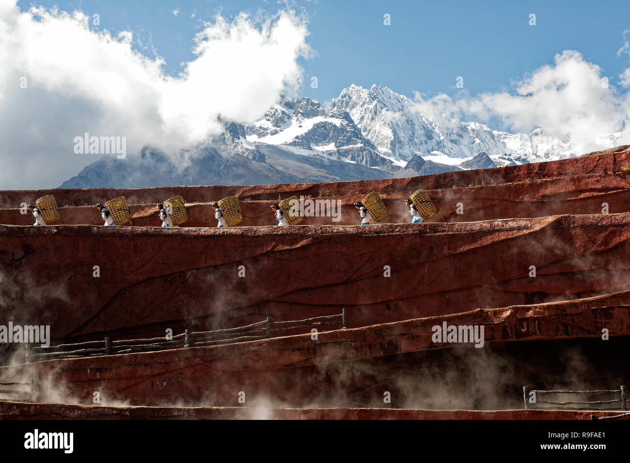 Lijiang china snow mountain show hi-res stock photography and images ...