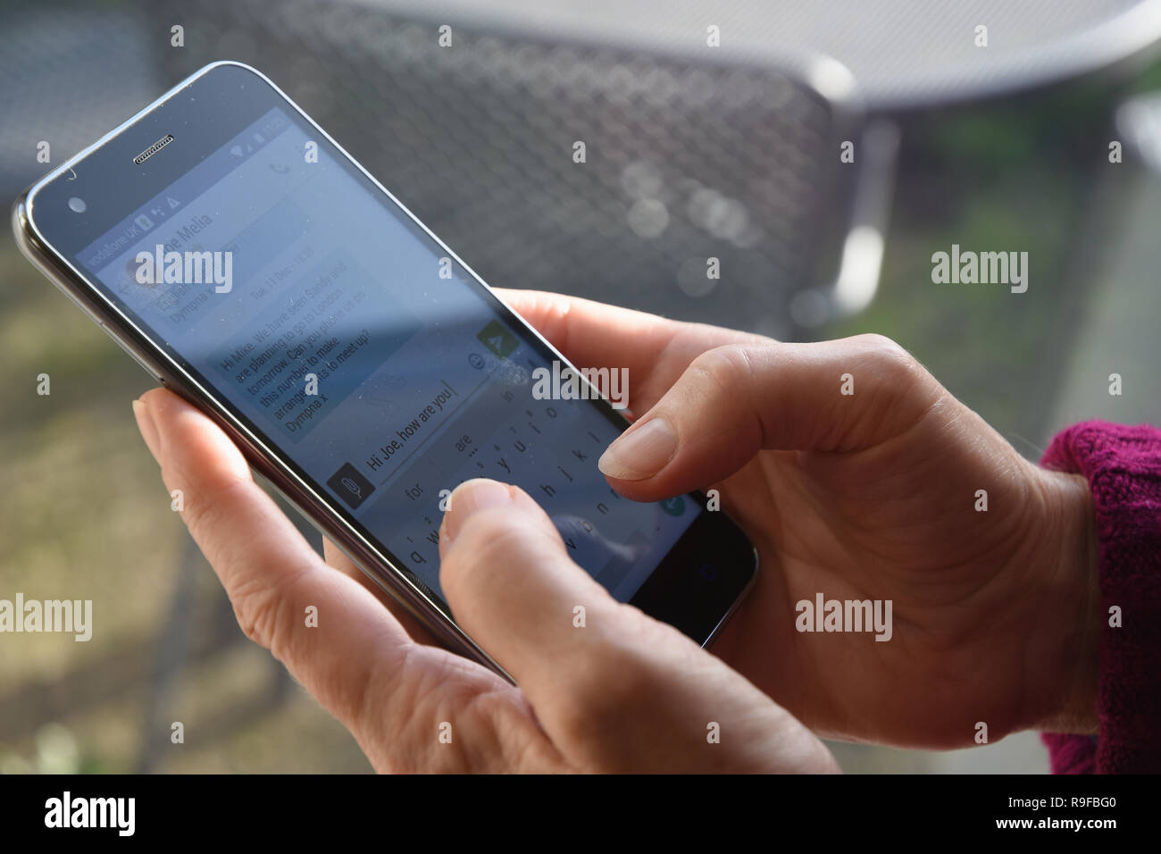 Close up a thumbs texting hi-res stock photography and images - Alamy