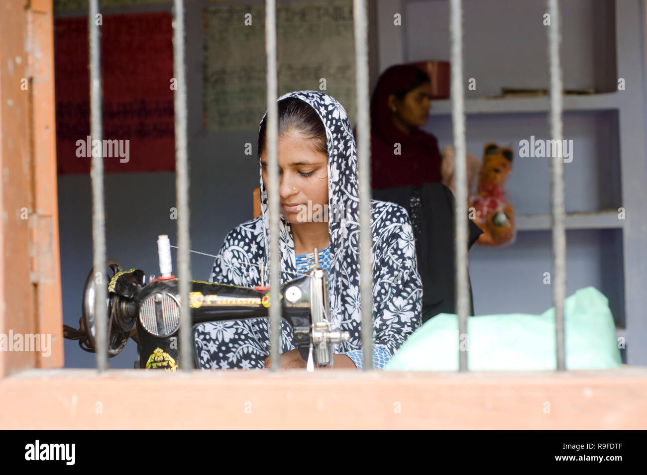 Women sewing india hi-res stock photography and images - Alamy