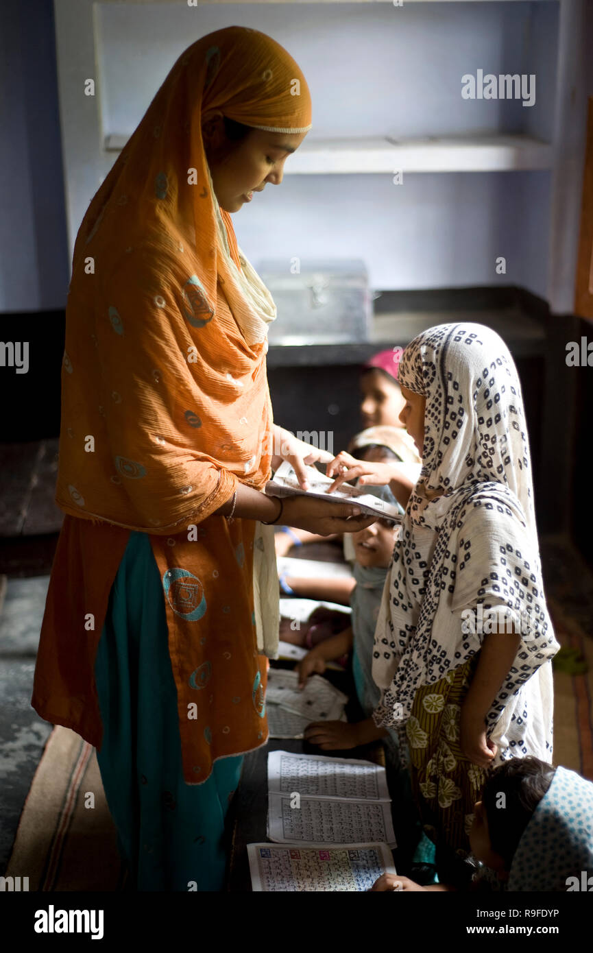 Muslim burka classroom hi-res stock photography and images - Alamy