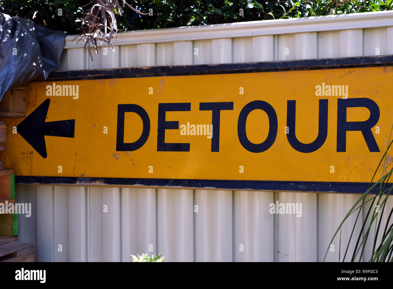 detour sign with arrow pointing left Stock Photo - Alamy