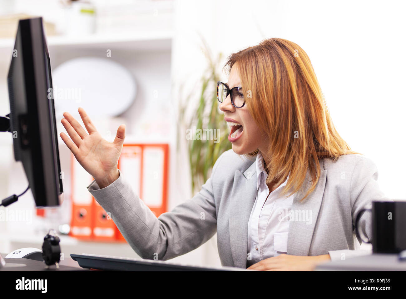 Angry business woman office hi-res stock photography and images - Alamy