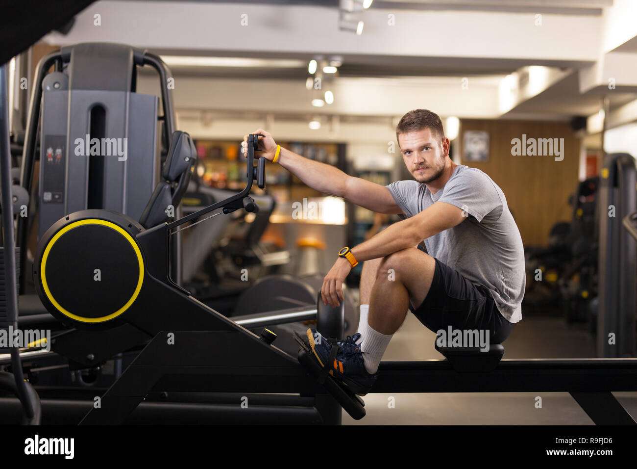 fitness man resting on a gym machine Stock Photo - Alamy