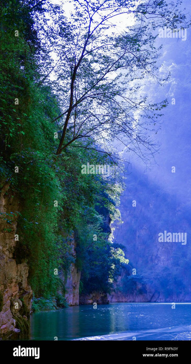 Wu Gorge on the Yangtze rive - small tributary Stock Photo - Alamy