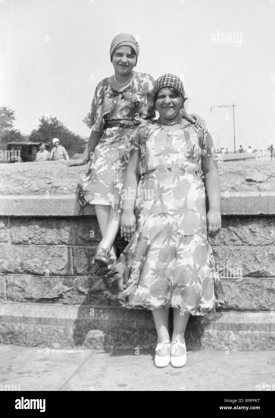 Retro sisters photo hi-res stock photography and images - Alamy