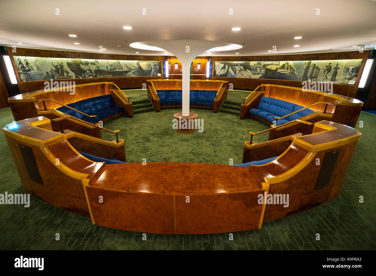 Queen elizabeth 2 liner interior hi-res stock photography and images ...