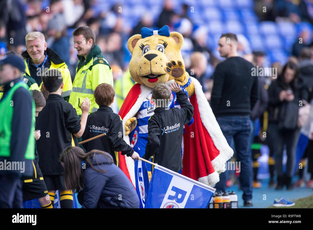 Reading mascot hi-res stock photography and images - Alamy