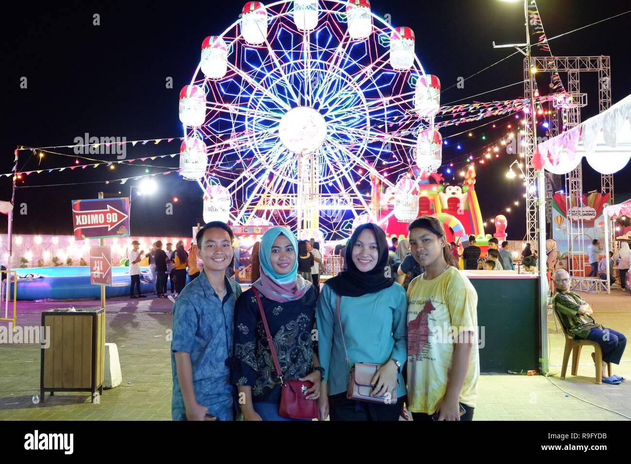 Asian family amusement park hi-res stock photography and images - Alamy