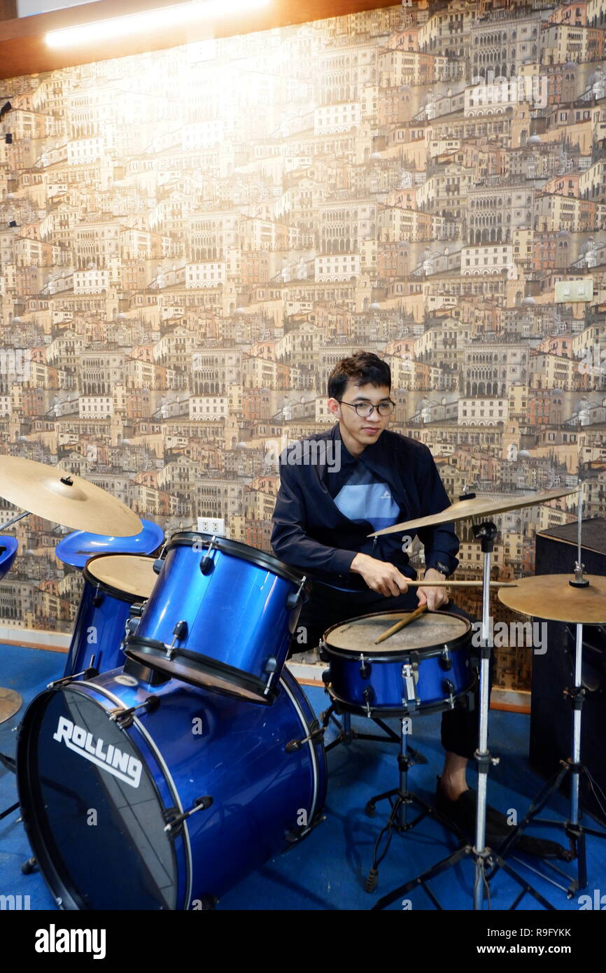 Man playing drum hi-res stock photography and images - Alamy