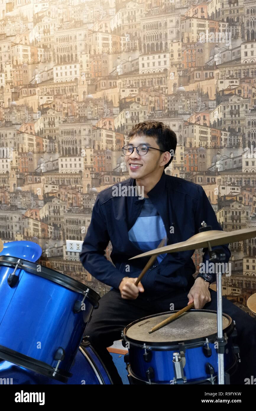Man playing drum hi-res stock photography and images - Alamy