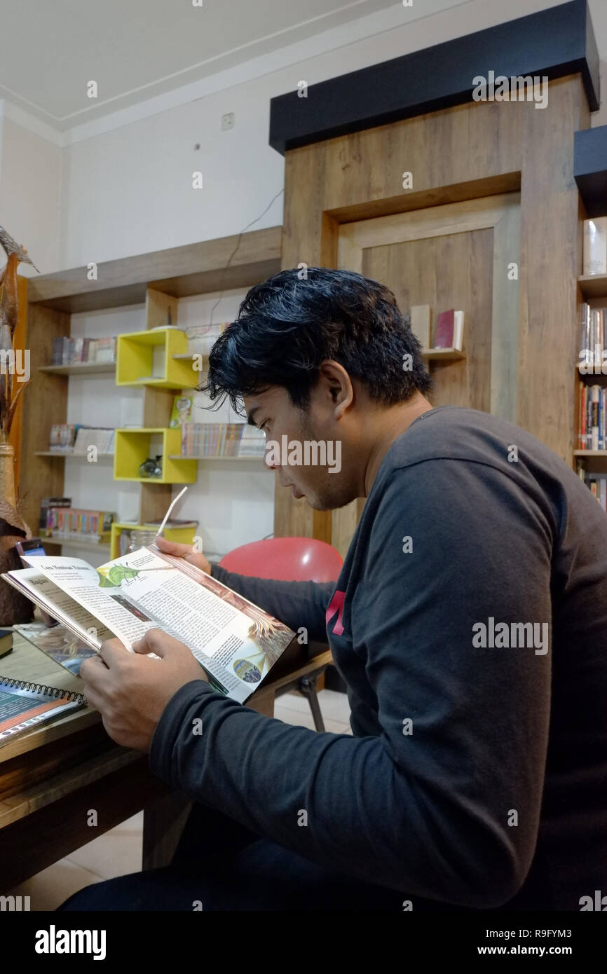 Person reading in a library hi-res stock photography and images - Alamy