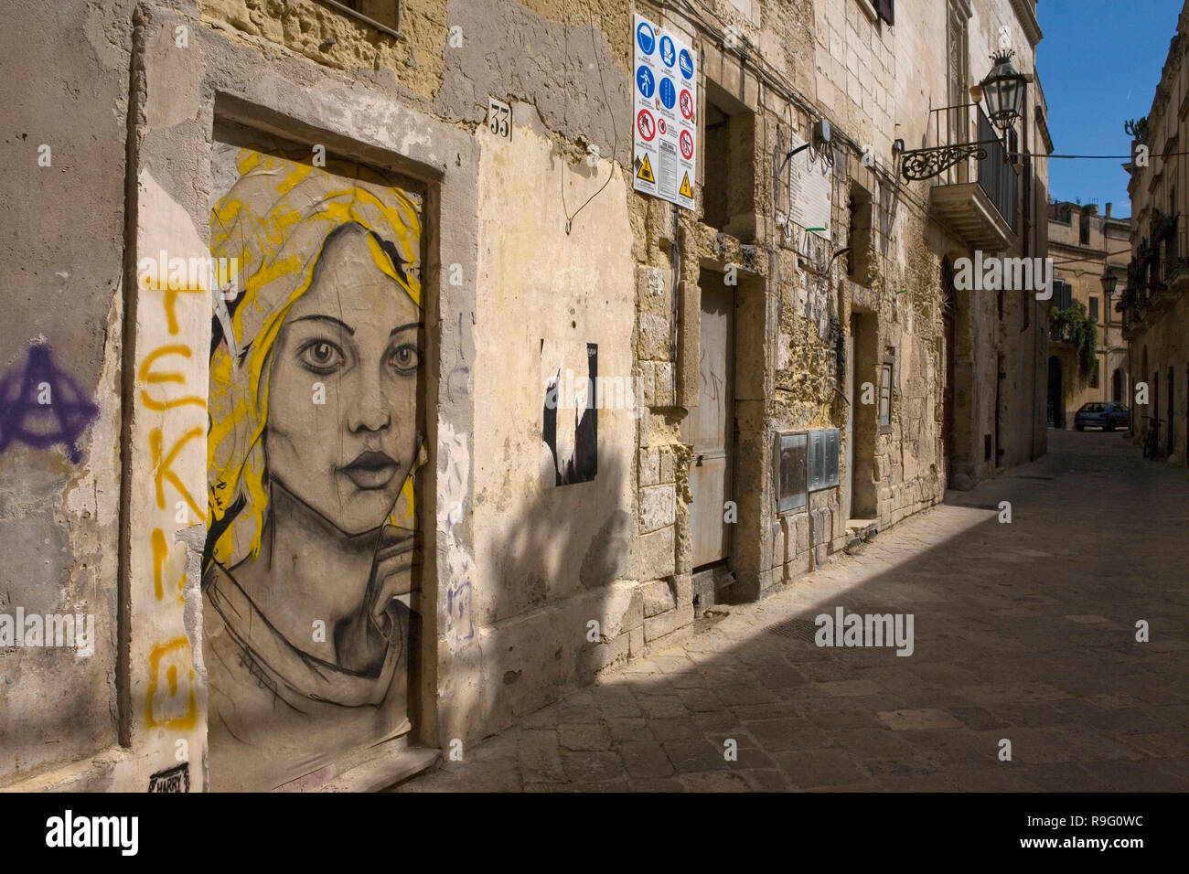 Run down backstreet in italy hi-res stock photography and images - Alamy