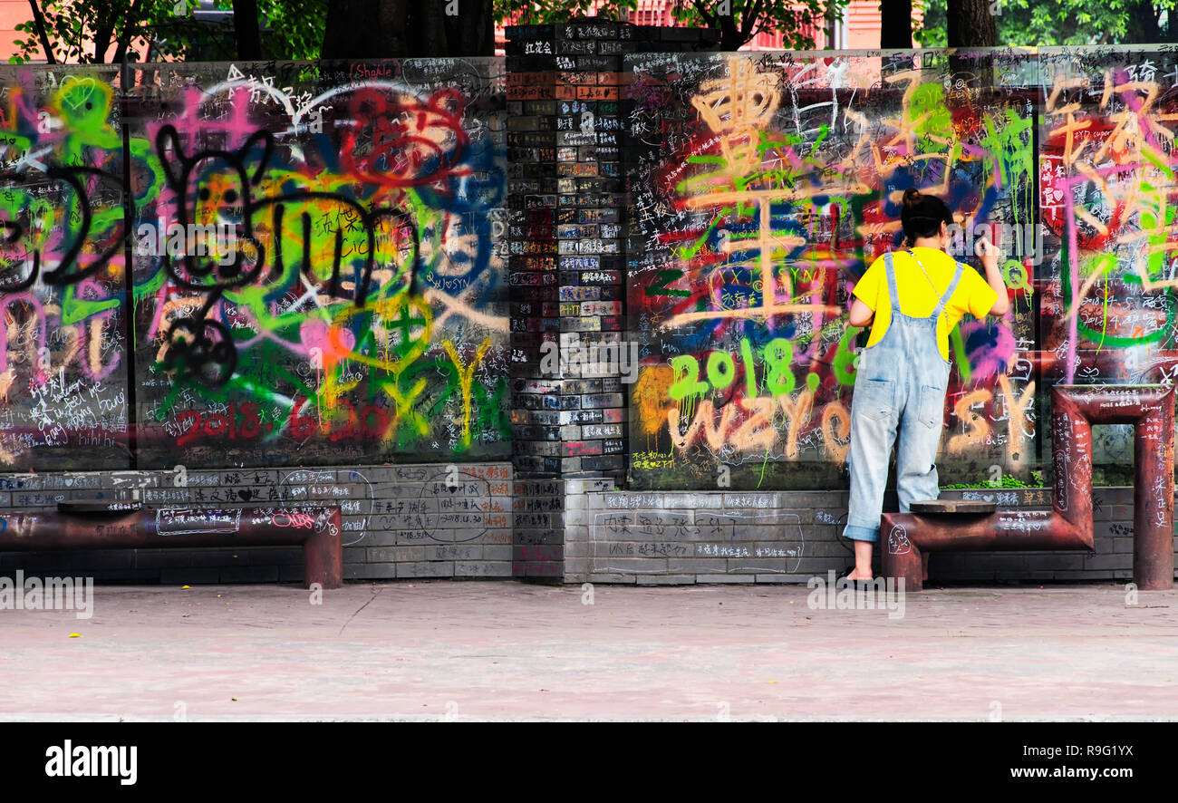 Graffiti chinese hi-res stock photography and images - Alamy